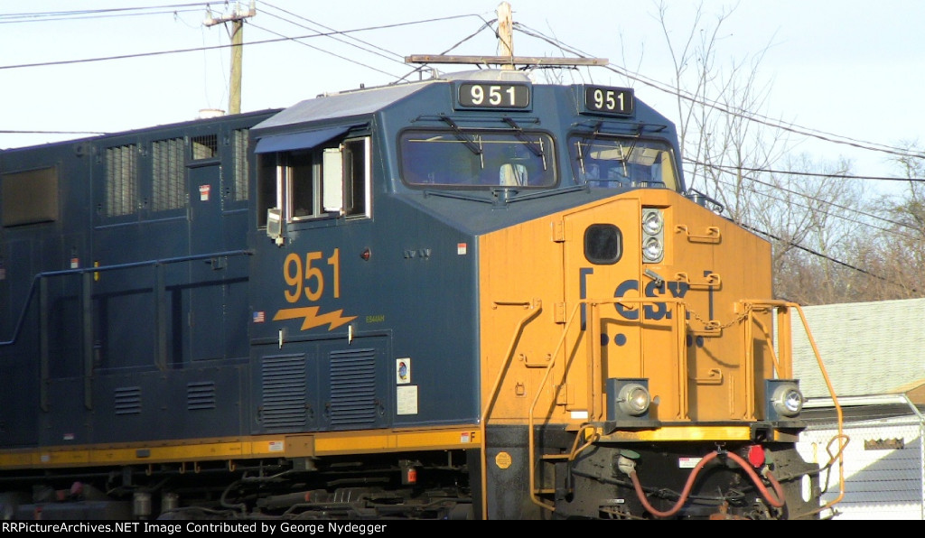 CSX 951 / ES44AH NEW GEVO YN4 idling at the yard